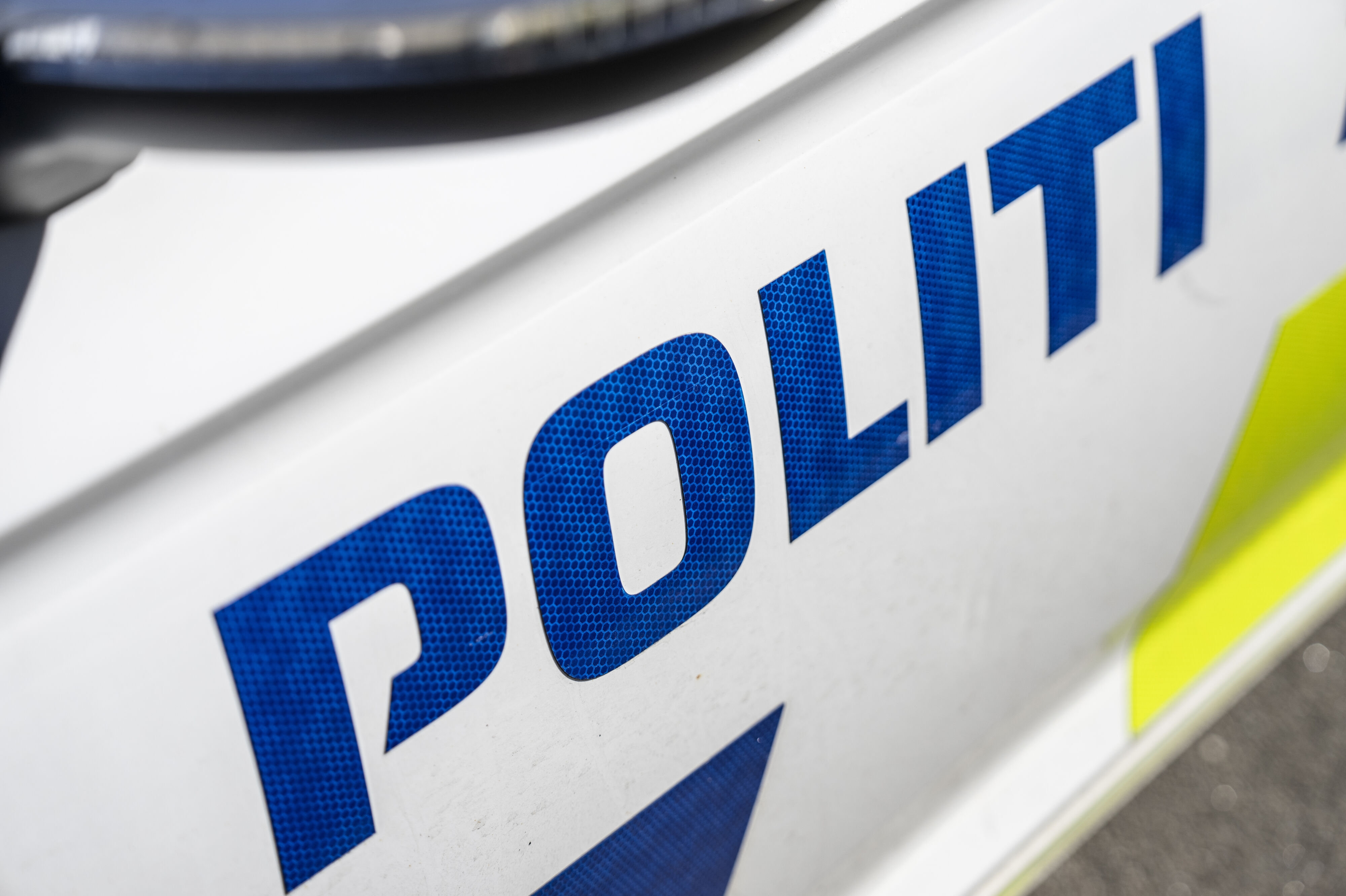 Tre mænd sparkede dør ind og trampede på offer