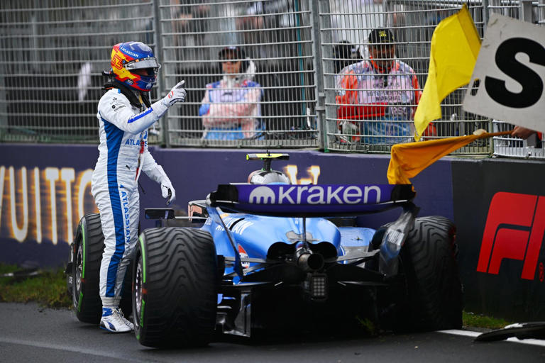 Carlos Sainz inexplicably crashes out on Williams F1 debut in chaotic ...