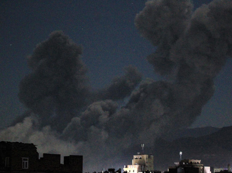 Gli Usa attaccano gli Houthi: 31 morti. Trump all'Iran: «L'appoggio ai terroristi deve finire»