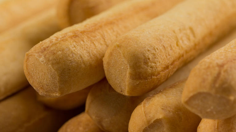 A Popular Chain Restaurant's Breadsticks Have A Store-Bought Dupe Worth ...