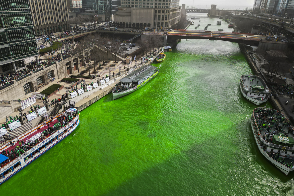 Chicago dyes its river bright green as it opens St. Patrick's Day ...