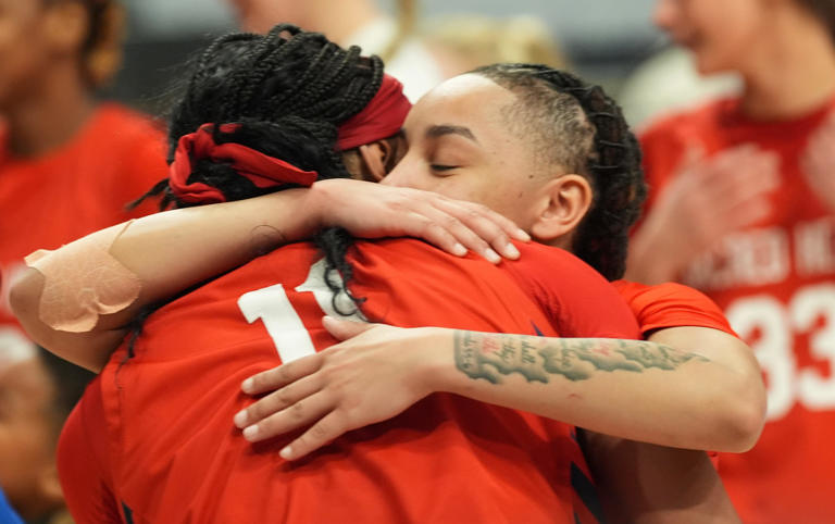 Sacred Heart basketball goes distance, wins 5th consecutive state title ...