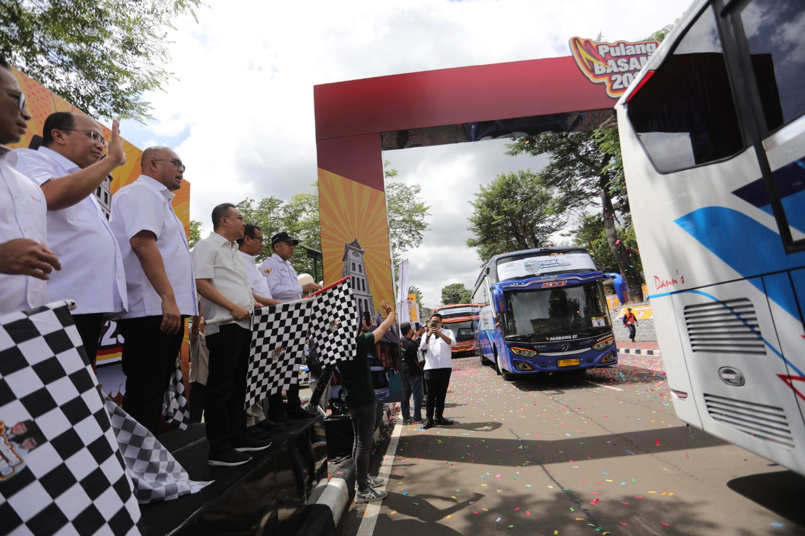 Sufmi Dasco dan Andre Rosiade Lepas 5.000 Pemudik Pulang Basamo ... Sufmi Dasco dan Andre Rosiade Lepas 5.000 Pemudik Pulang Basamo ...
