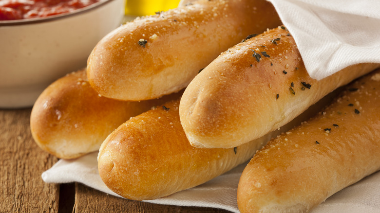 A Popular Chain Restaurant's Breadsticks Have A Store-Bought Dupe Worth ...