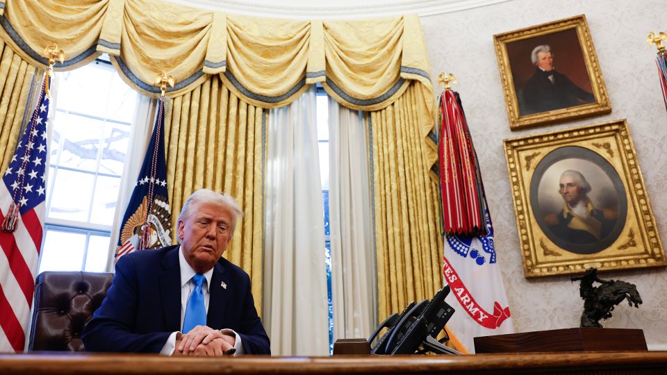 Flags, figurines and gold everywhere: Trump transforms the Oval Office ...