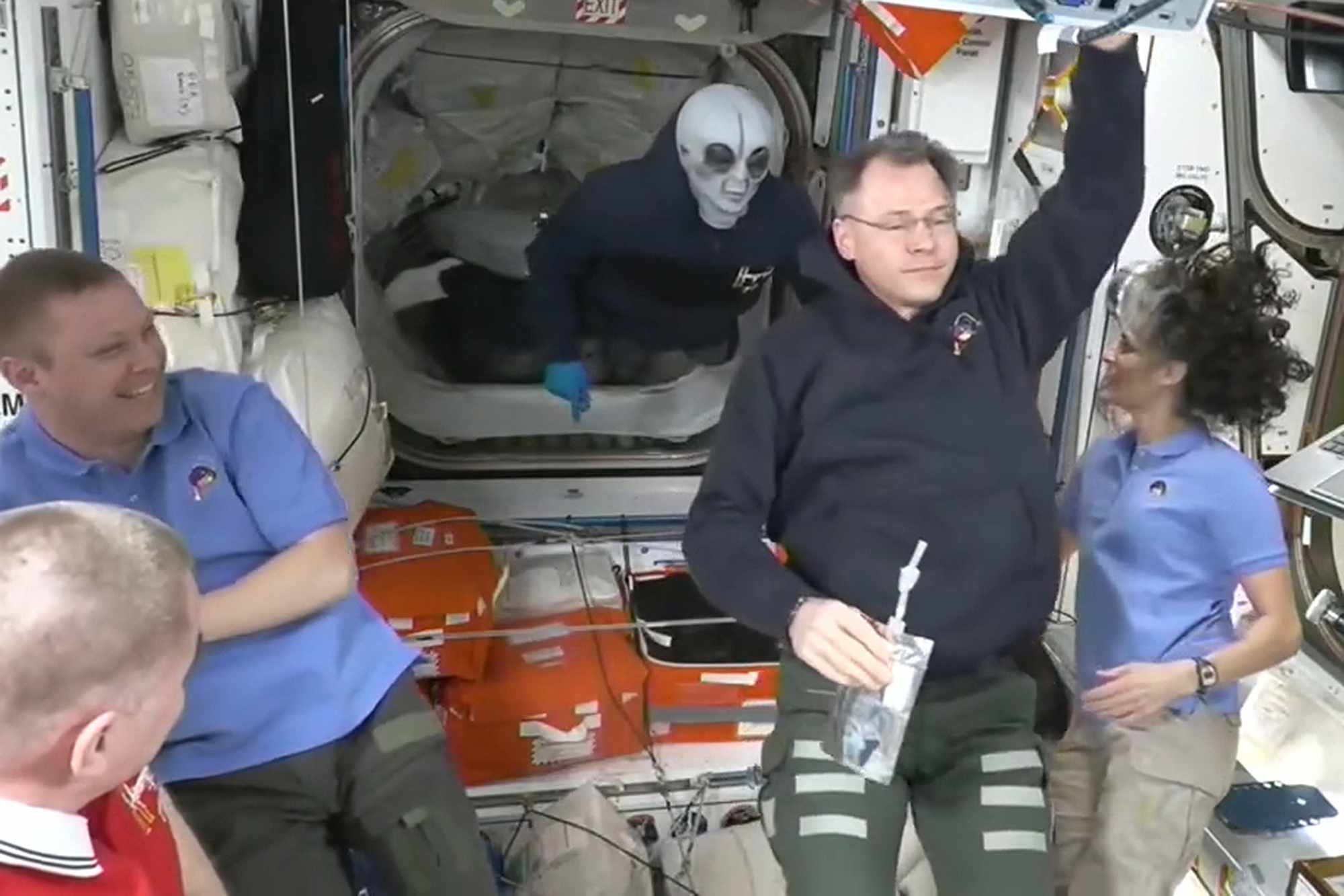 Astronaut Wears 'Alien' Mask to Greet SpaceX Crew at the International ...