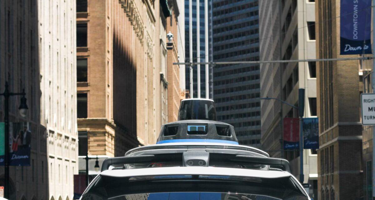San Francisco : les robots-taxi accumulent les PV et perturbent la ...