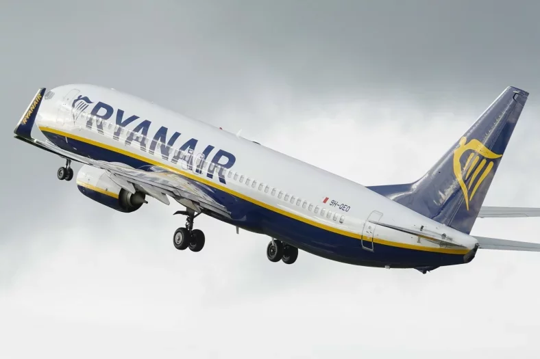 Samolot Ryanair z Polski blisko katastrofy. Nad Londynem mógł zderzyć ...