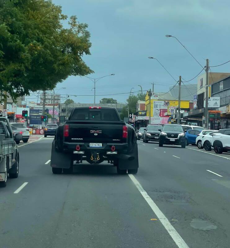 Driver sparks outrage with photo of absurd vehicle creating dangerous ...