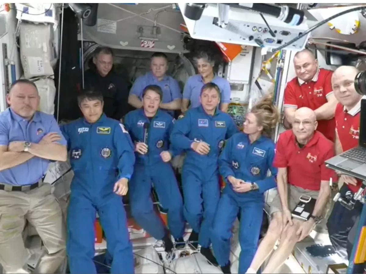 SpaceX crew reaches to rescue stranded NASA astronauts, but are there ...