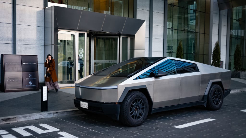 Report: Tesla Cybertruck Deliveries Paused Due to Trims 'Flying Off'