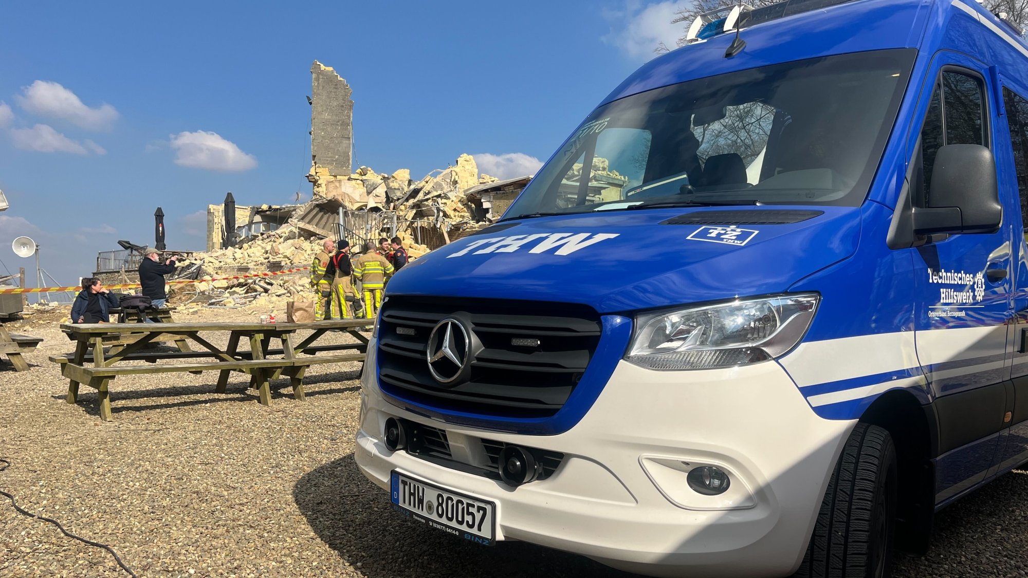 Gespecialiseerd Duitse team zoekt naar mogelijke slachtoffers onder ...