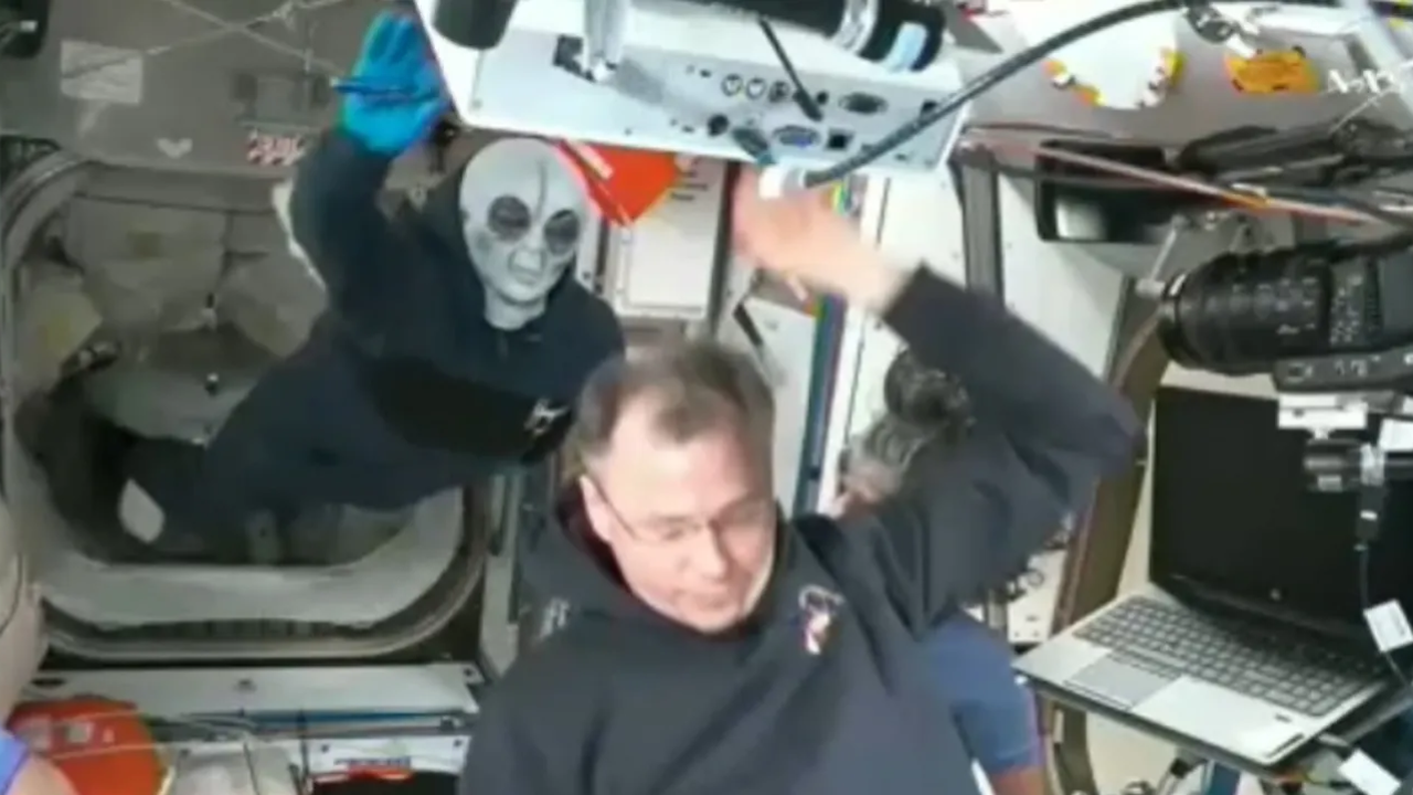 'Alien' greets SpaceX crew as Nasa stranded astronauts Sunita Williams ...