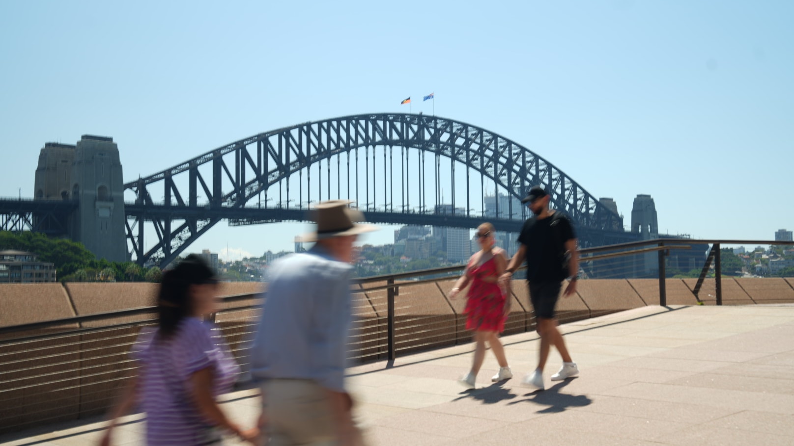 Temperatures in Sydney drop significantly due to southerly buster