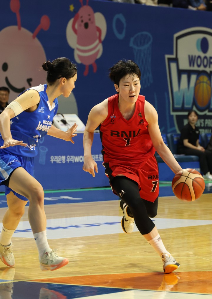 BNK, 16점 차 뒤집고 우리은행 격파…챔프전 우승 확률 72.7% 잡았다!