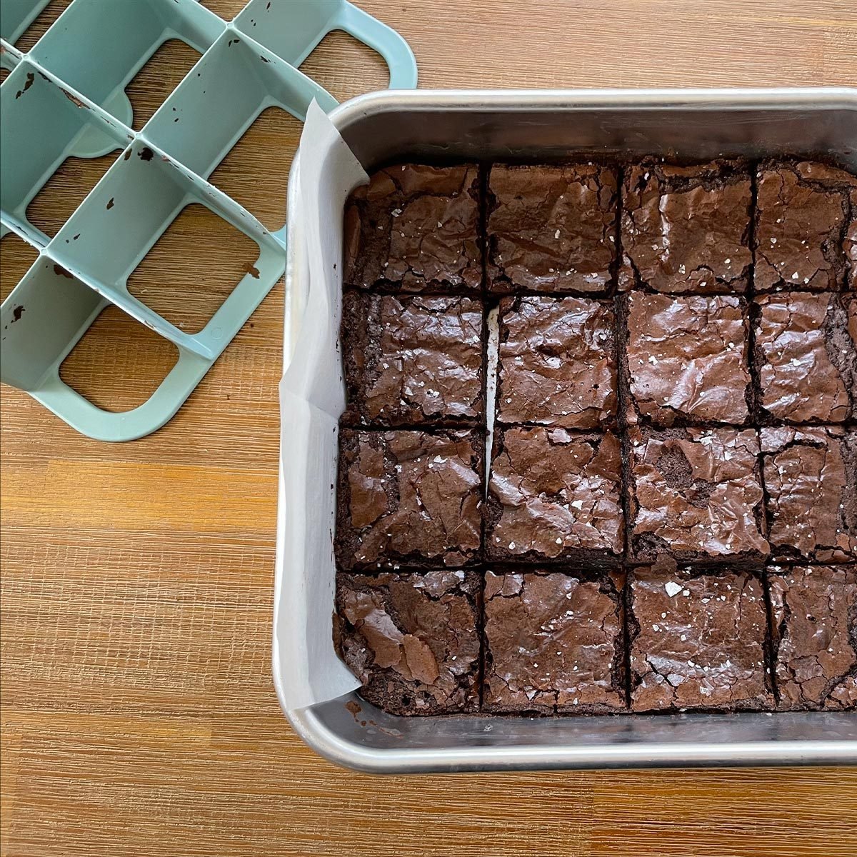 We tried the Brownie Buddy—and it makes cutting, storing and serving ...