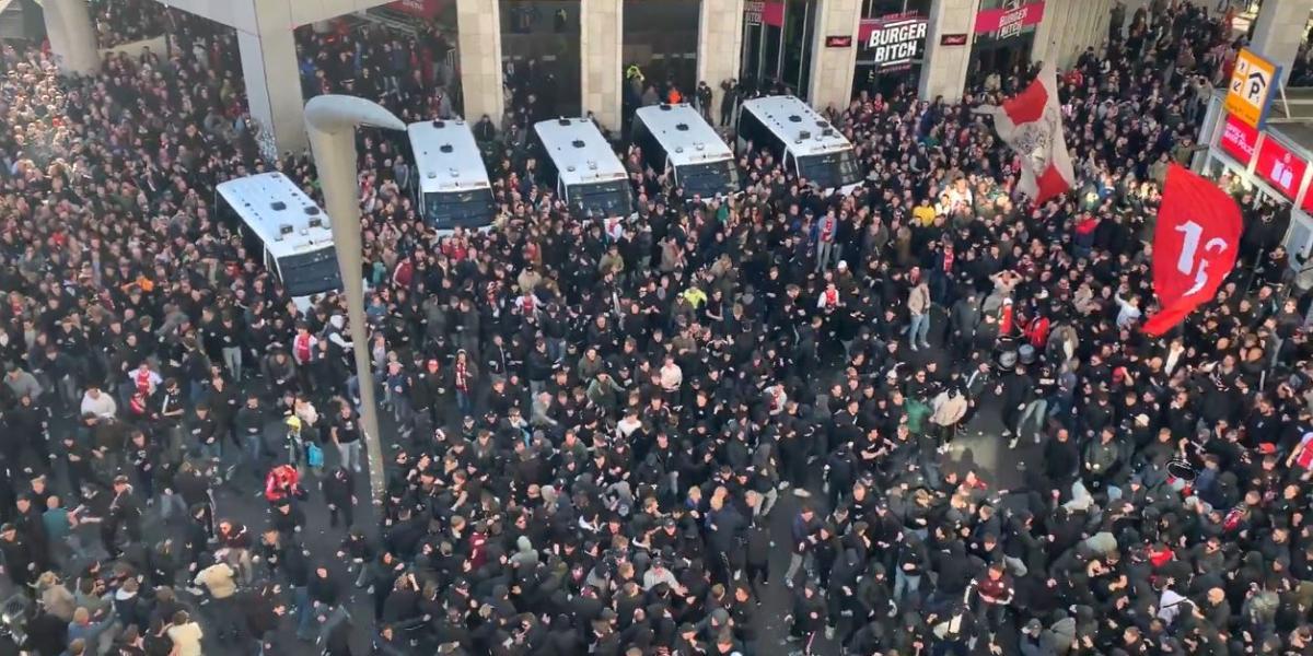 Loca celebración del Ajax en el Johan Cruyff por sus 125 años: carreras ...