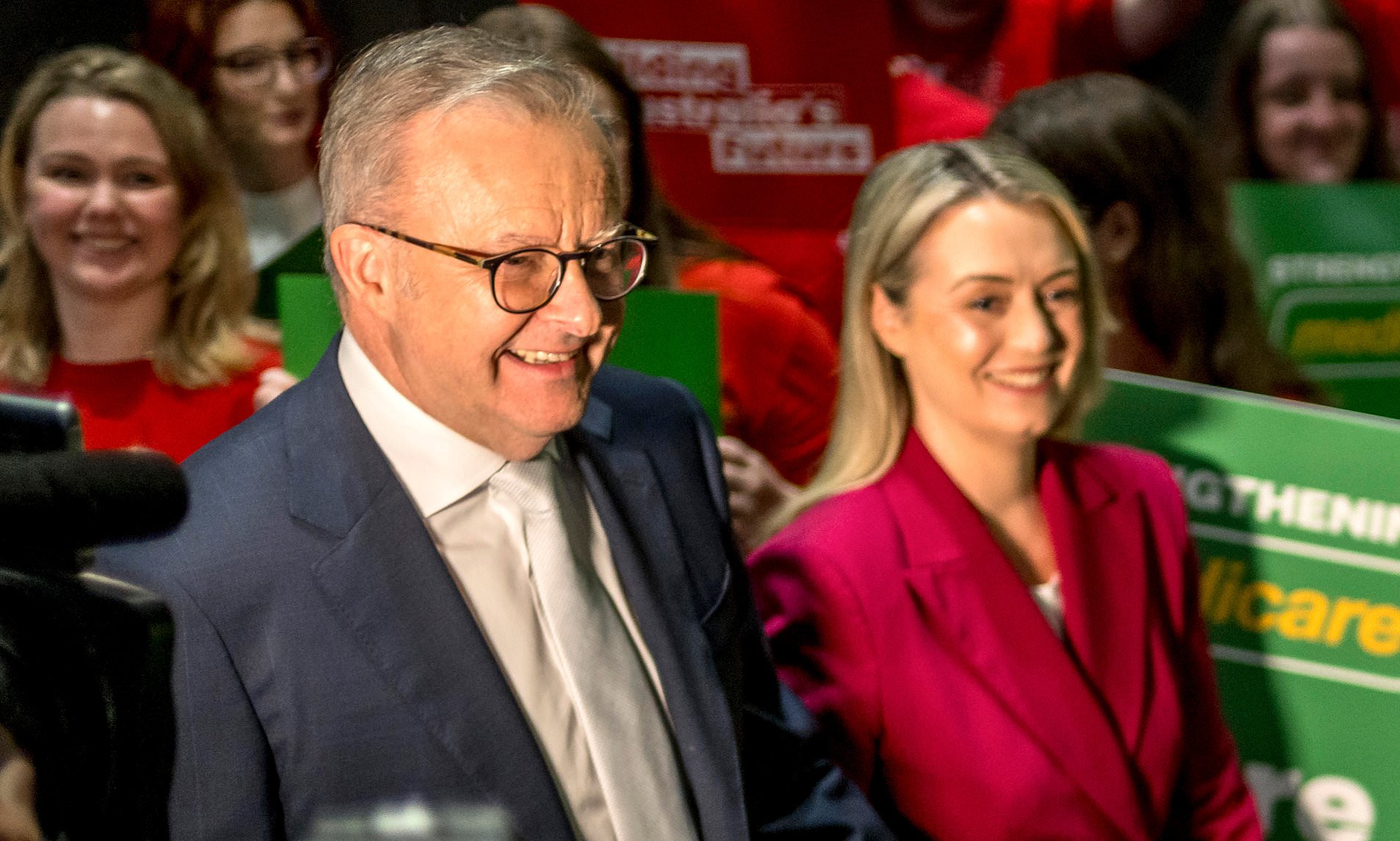 Anthony Albanese is given pre-election gift in new poll