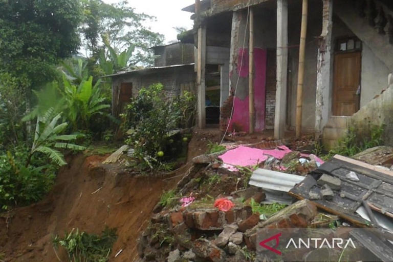 Hujan Deras Picu Longsor di Temanggung, Tiga Rumah Rusak, Akses Jalan Terputus