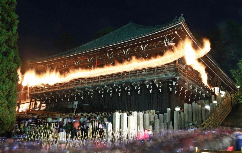 Easy Japanese news in translation: Big torches bring spring in Nara