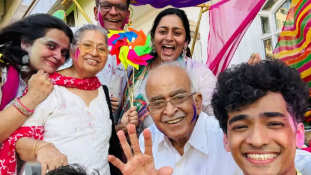 Shantanu Naidu celebrates Holi with senior citizens through Goodfellows ...