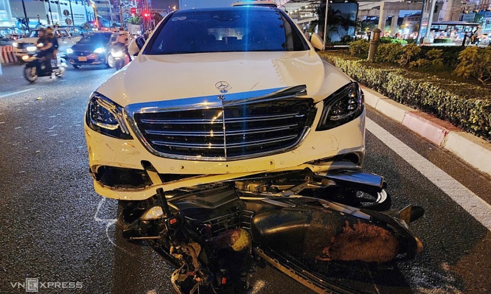 Drunk car driver crashes into 10 motorbikes in HCMC, killing 28-year ...