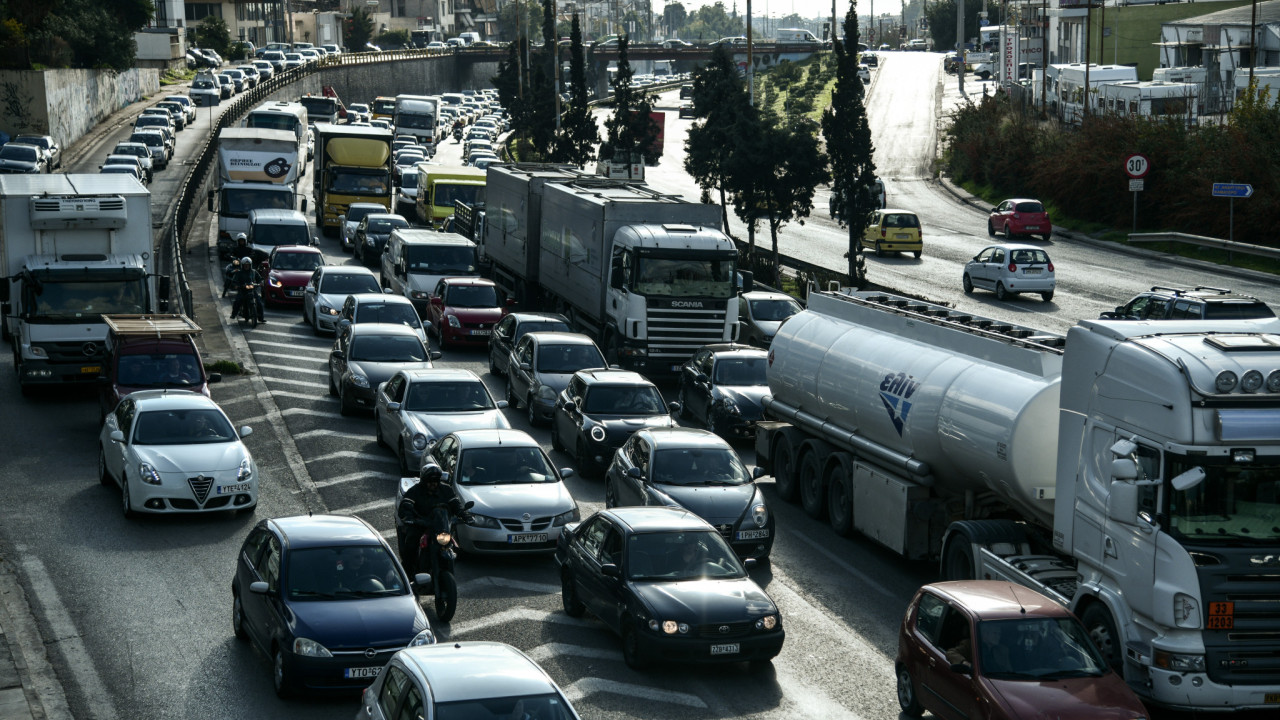 Σημειωτόν στην Κηφισίας λόγω πτώσης υλικών στο οδόστρωμα - Προβλήματα ...