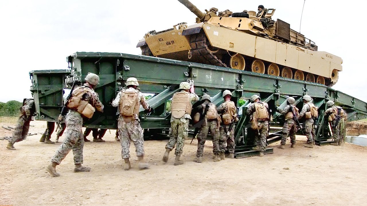 US soldiers expertly construct giant land bridge in minutes