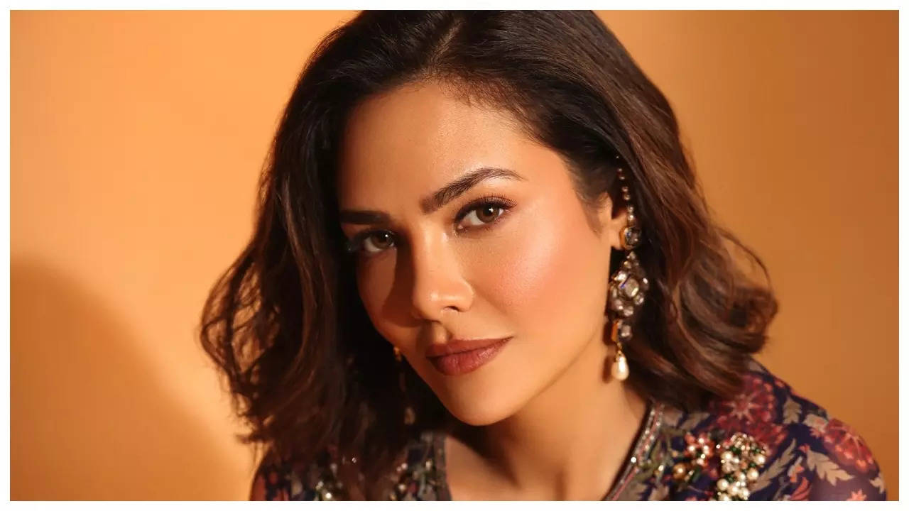 Here's why Esha Gupta called cricketers Virat Kohli and Rohit Sharma ...