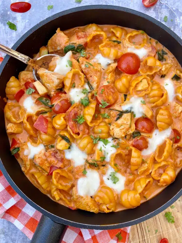 This Creamy Chicken Pasta Bake with Mozzarella and Spinach Is Pure Comfort in a Pan