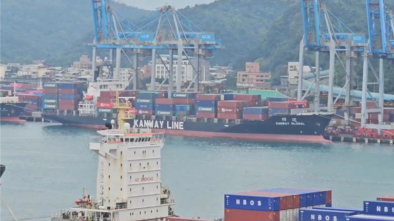 基隆港貨櫃輪漏油汙多船 緊急布攔油索清理中