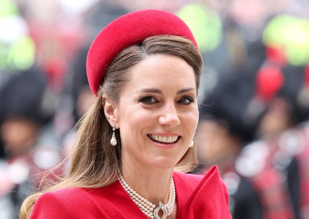 Porque Kate Middleton cumprimenta Rei Carlos III de forma diferente?