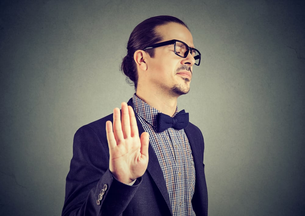 13 Signs You’re an Intellectual Snob & Why It’s Alienating People