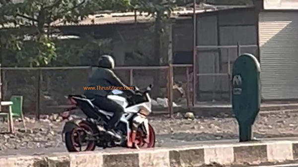 Yamaha R15 rivaling KTM RC 160 spotted?