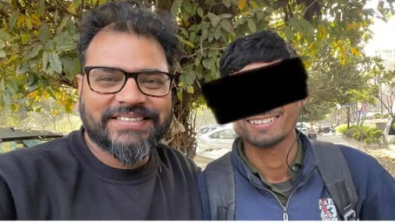 "Thank you Deepinder Goyal": Man catches Zomato delivery agent eating ...