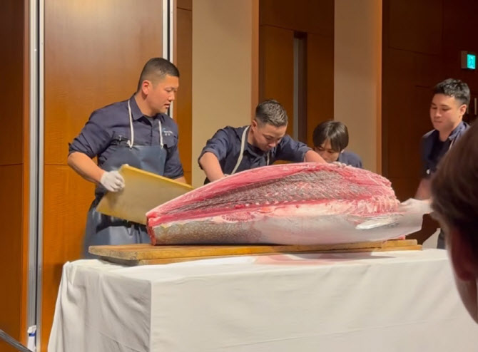 177kg 참치 해체쇼…다저스 동료에 호화 일식 대접한 오타니
