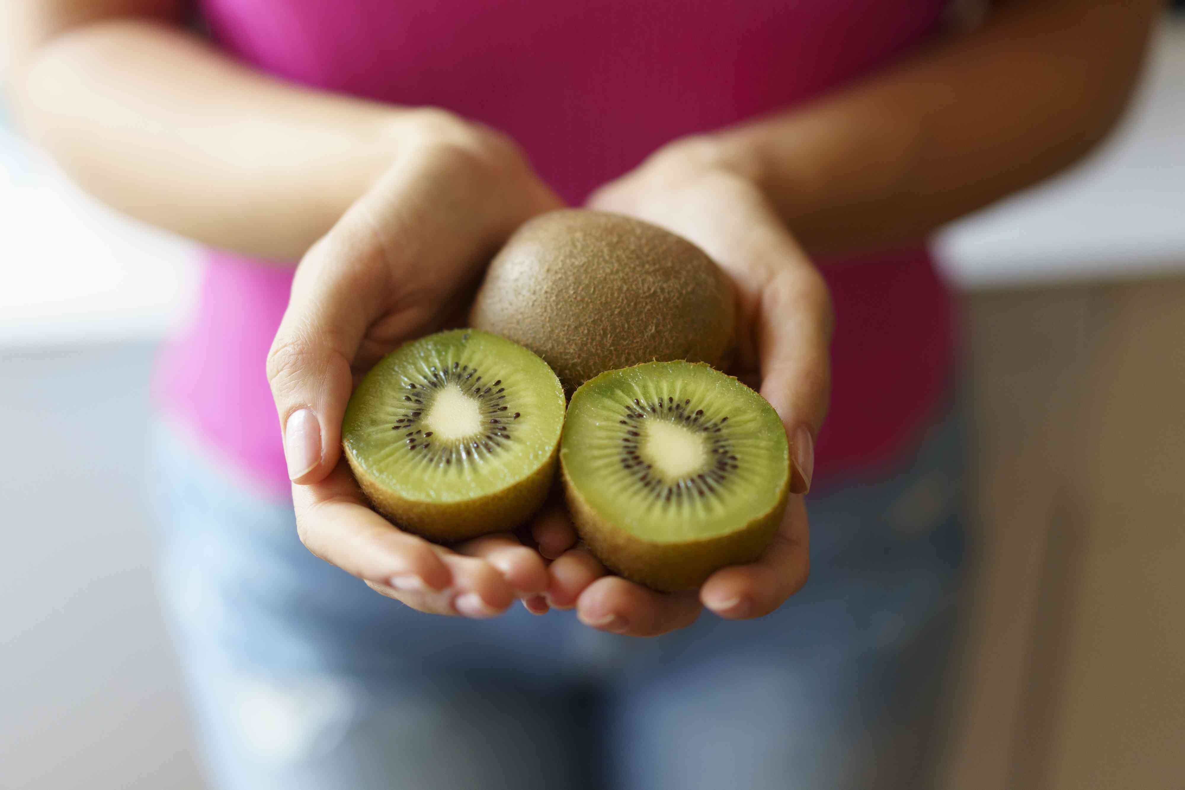 What happens to your sleep health when you eat two kiwis before bed