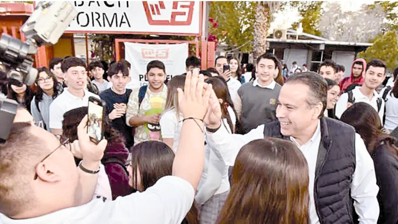 Entrega alcalde Astiazarán tramo de camino segura al Cobach Reforma