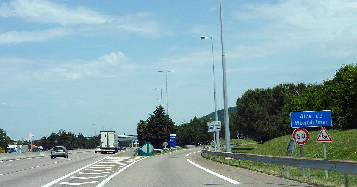 Oublié par son bus, un touriste marche sur l'autoroute avec sa valise