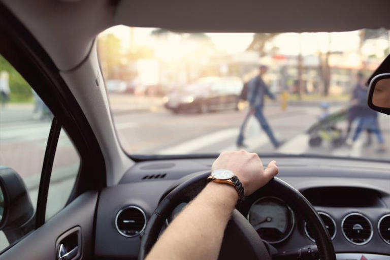Alerta conductores: ¿por qué está prohibido detenerse para ceder el ... Alerta conductores: ¿por qué está prohibido detenerse para ceder el ...