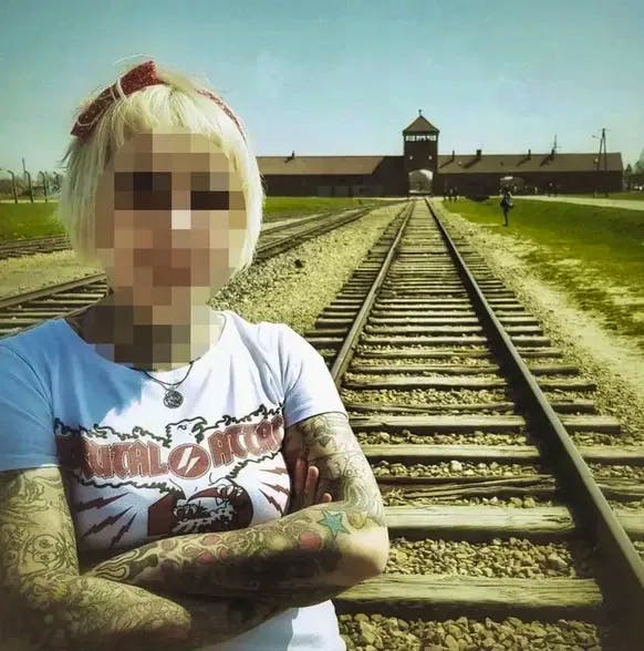 Une influenceuse fan de Hitler à l'accueil extrascolaire