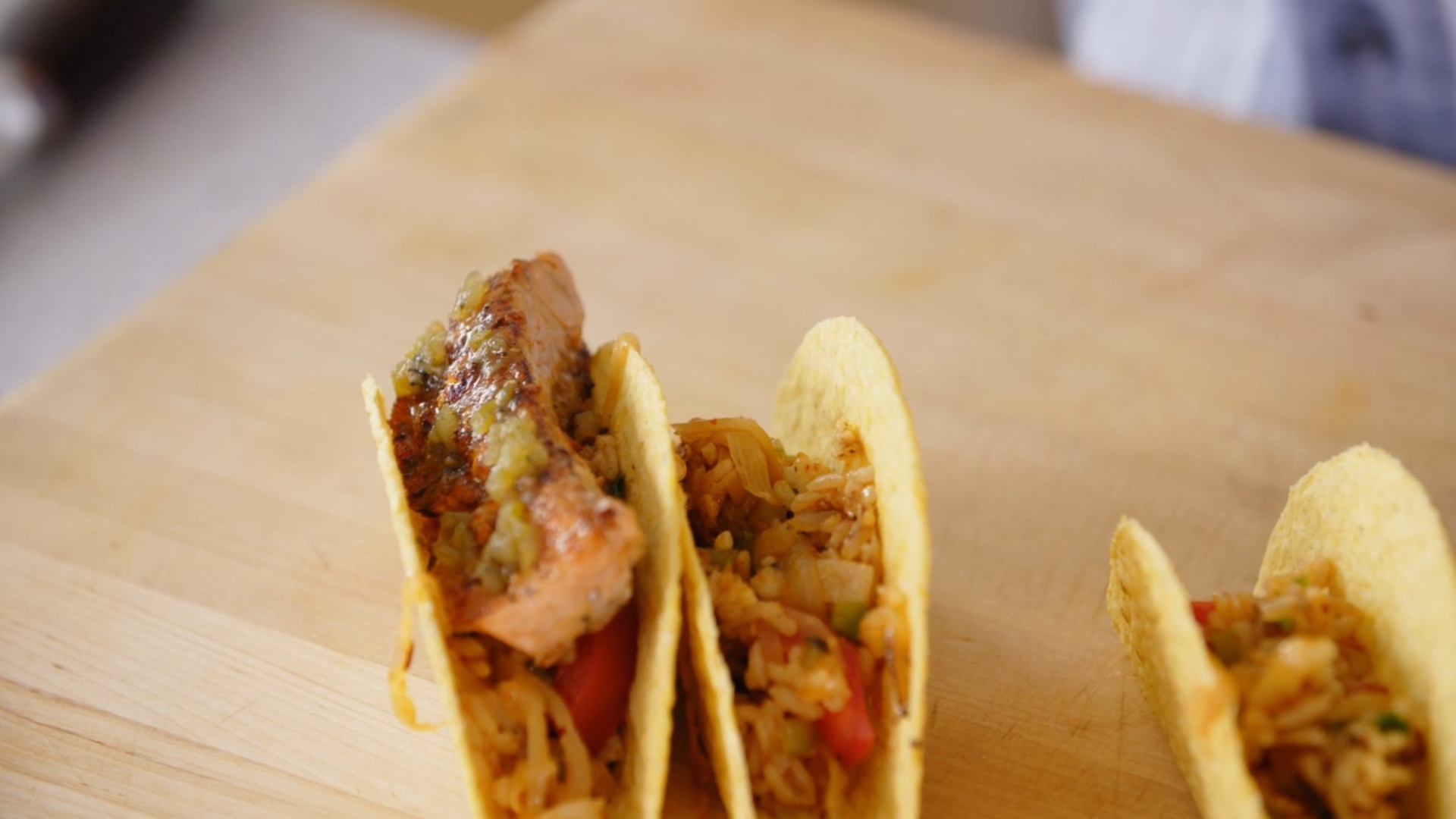 Forellen-Tacos vom Grill mit Taco-Reis, einfach und schmackhaft!