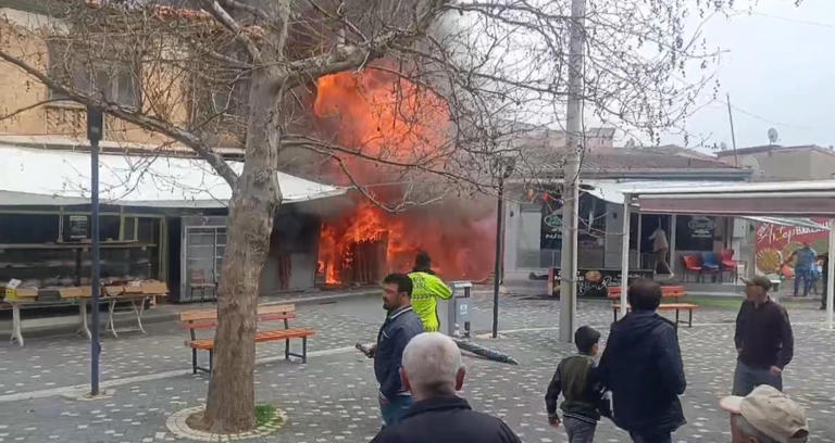 Manifatura dükkanında çıkan yangın da alevler metrelerce yükseğe çıktı