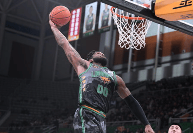 奥利弗全场15中12砍下28分4篮板2助攻，CBA生涯单场得分新高