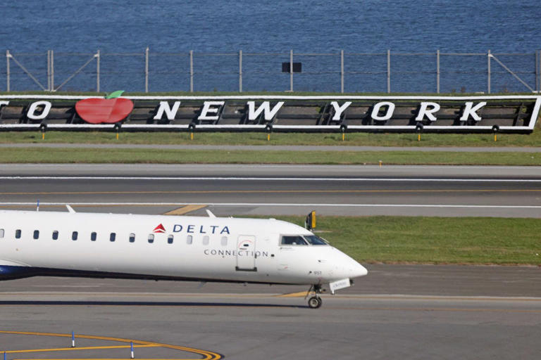 Delta plane wing strikes runway during LaGuardia Airport landing