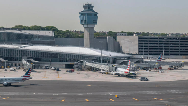 Endeavor Air flight's wing strikes runway at LaGuardia as pilot attempts "go-around," FAA says