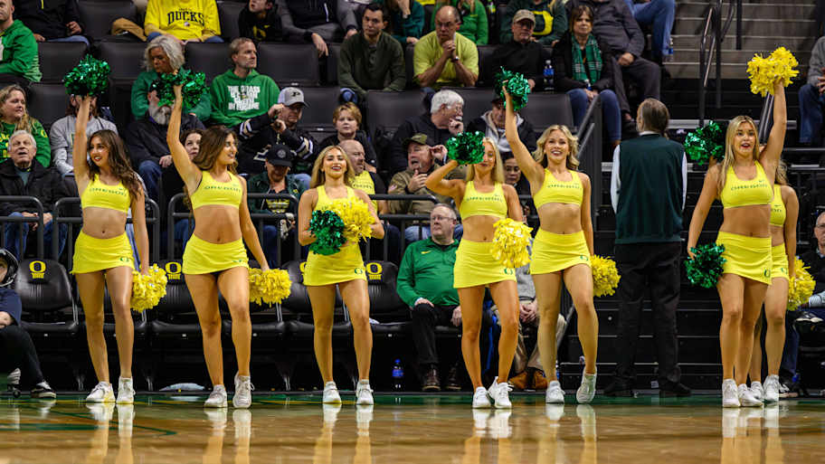 Oregon basketball team receives custom Jordan sneakers for March Madness
