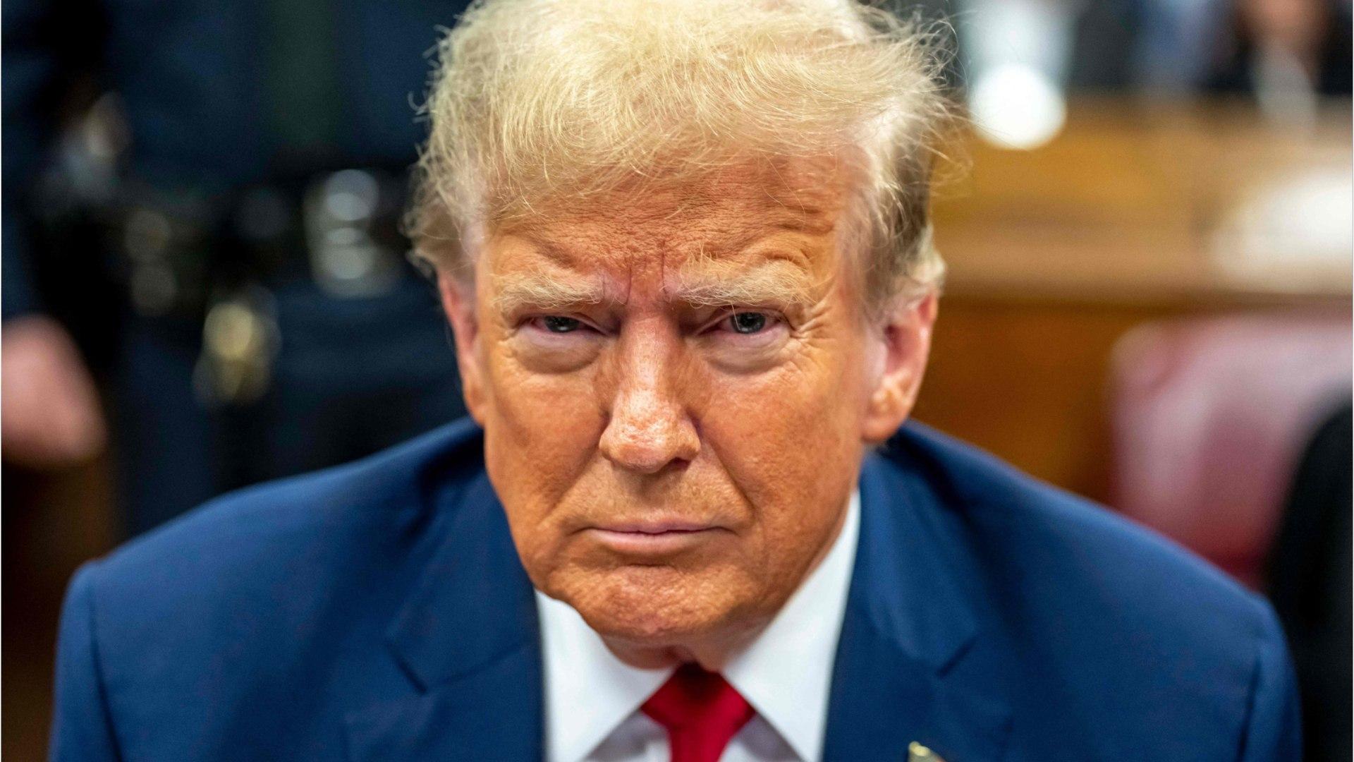 Donald Trump reçoit un micro en plein visage : cette séquence fait le buzz