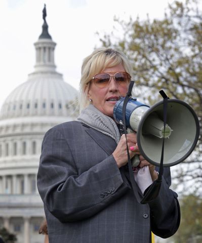 Where Is Erin Brockovich Now? All About the Former Paralegal's Life 25 ...