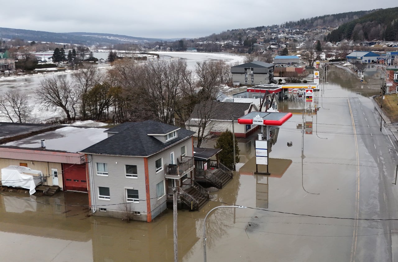 Early spring melt leads to evacuations, flooding in parts of Quebec